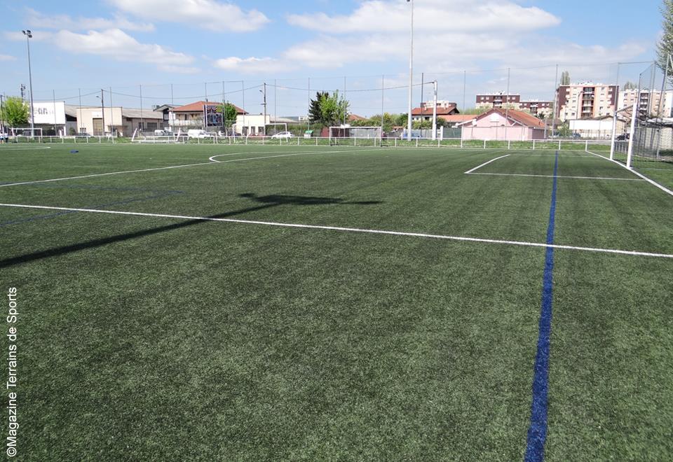 Entretenir efficacement un terrain en gazon synthétique