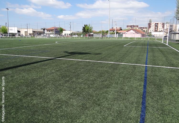 Entretenir efficacement un terrain en gazon synthétique